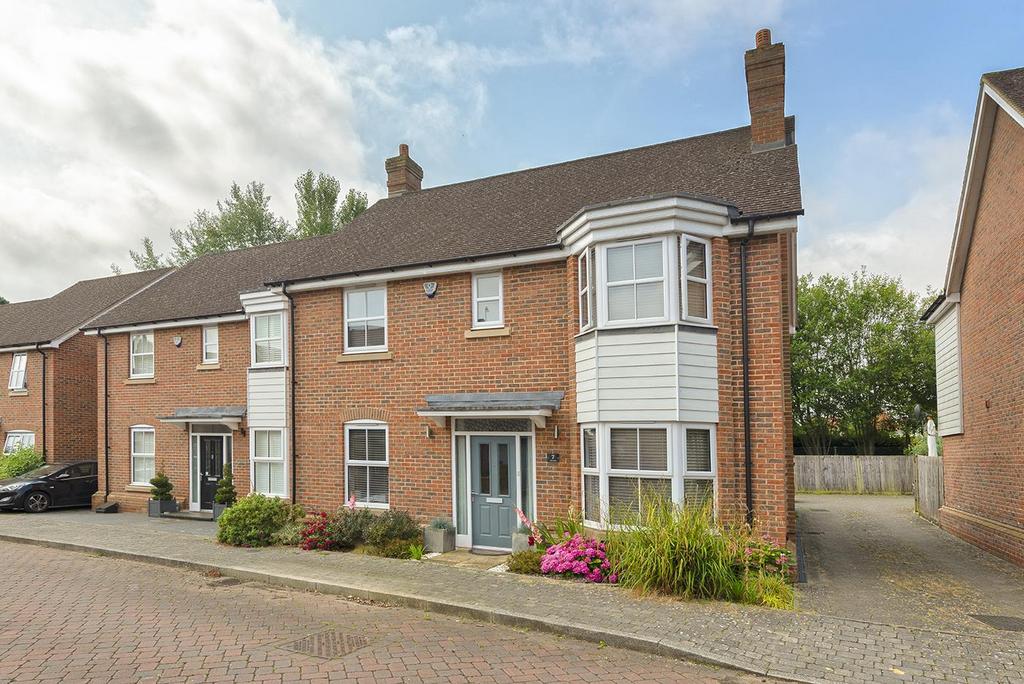 Atlas Close, Kings Hill, ME19 4PS 4 bed semi-detached house - £525,000