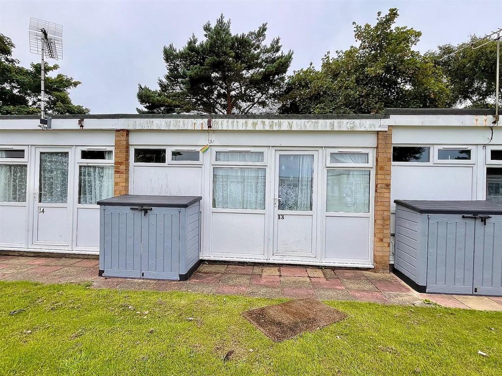 Beach Road, Hemsby 2 bed chalet for sale - £32,000