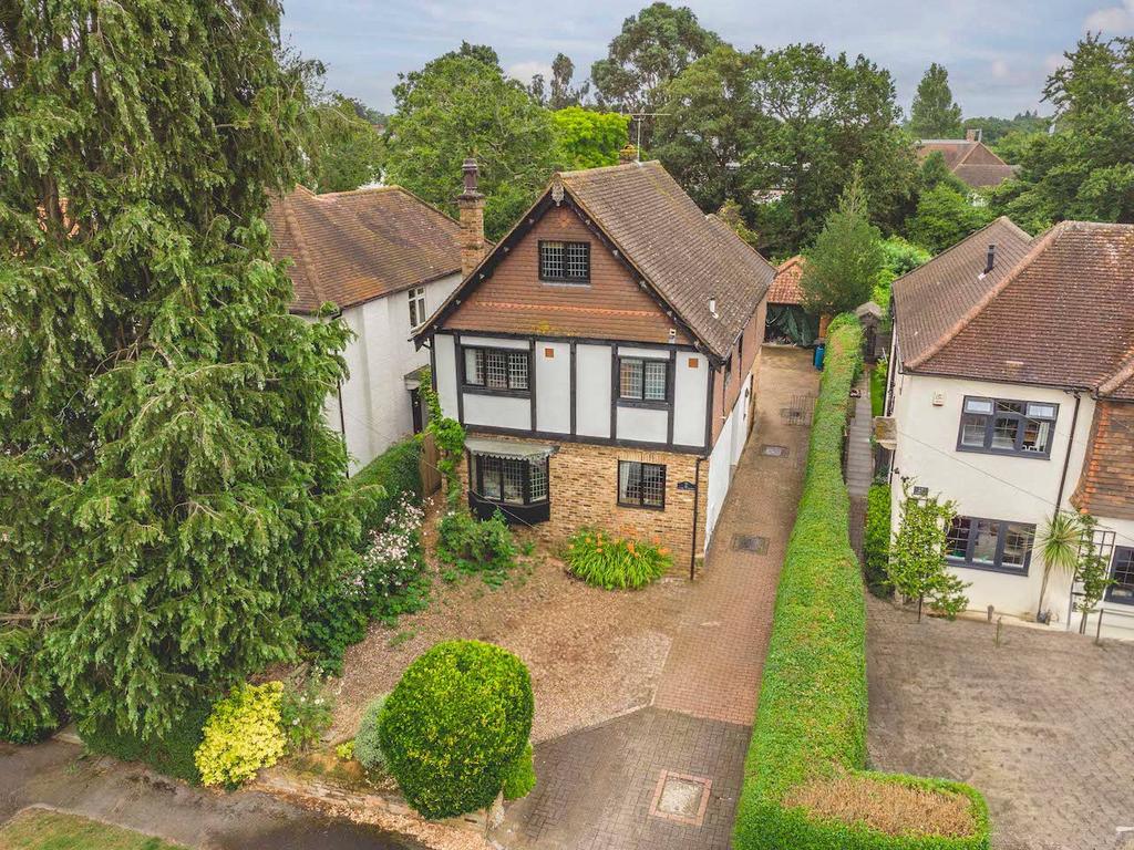 Gaviots Way, Gerrards Cross SL9 5 bed detached house - £1,050,000
