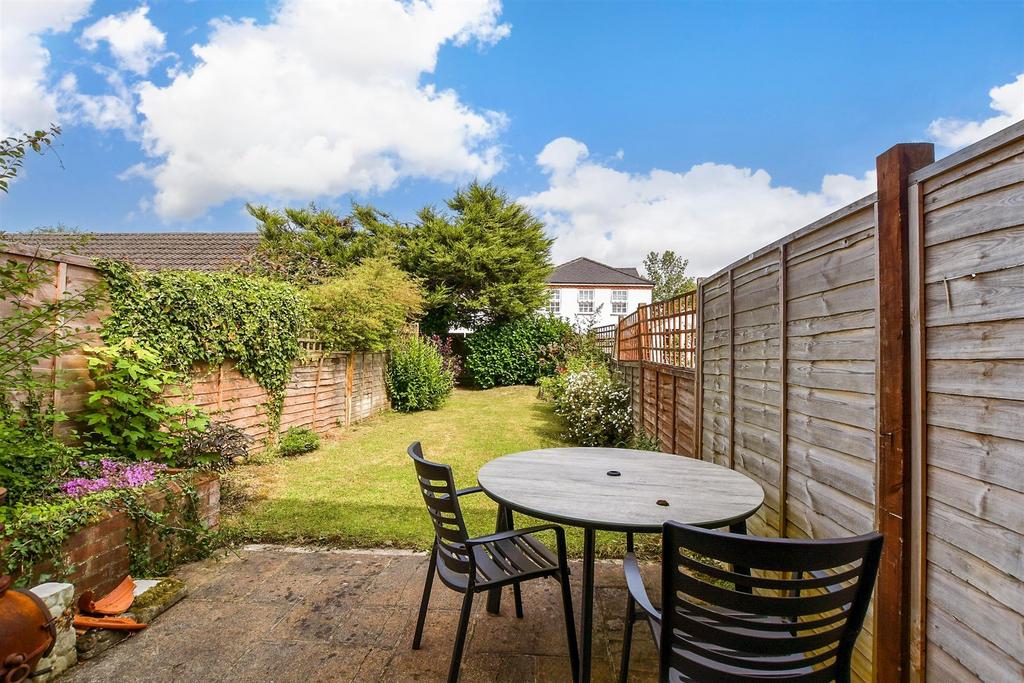 Oak Tree Way, Horsham, West Sussex 2 bed terraced house - £350,000