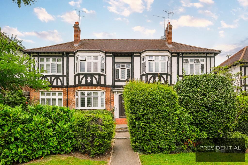 Loughton IG10 2 bed apartment - £375,000