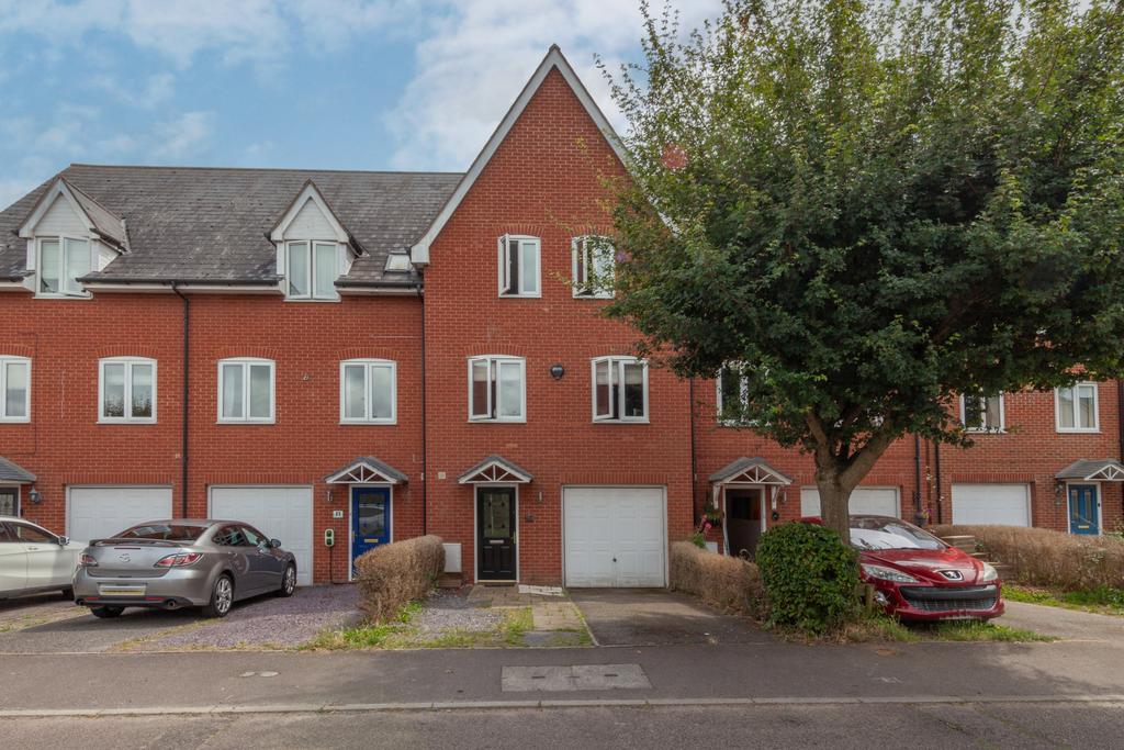 Walnut Tree Avenue, Rendlesham, IP12 2GG 4 bed townhouse - £280,000