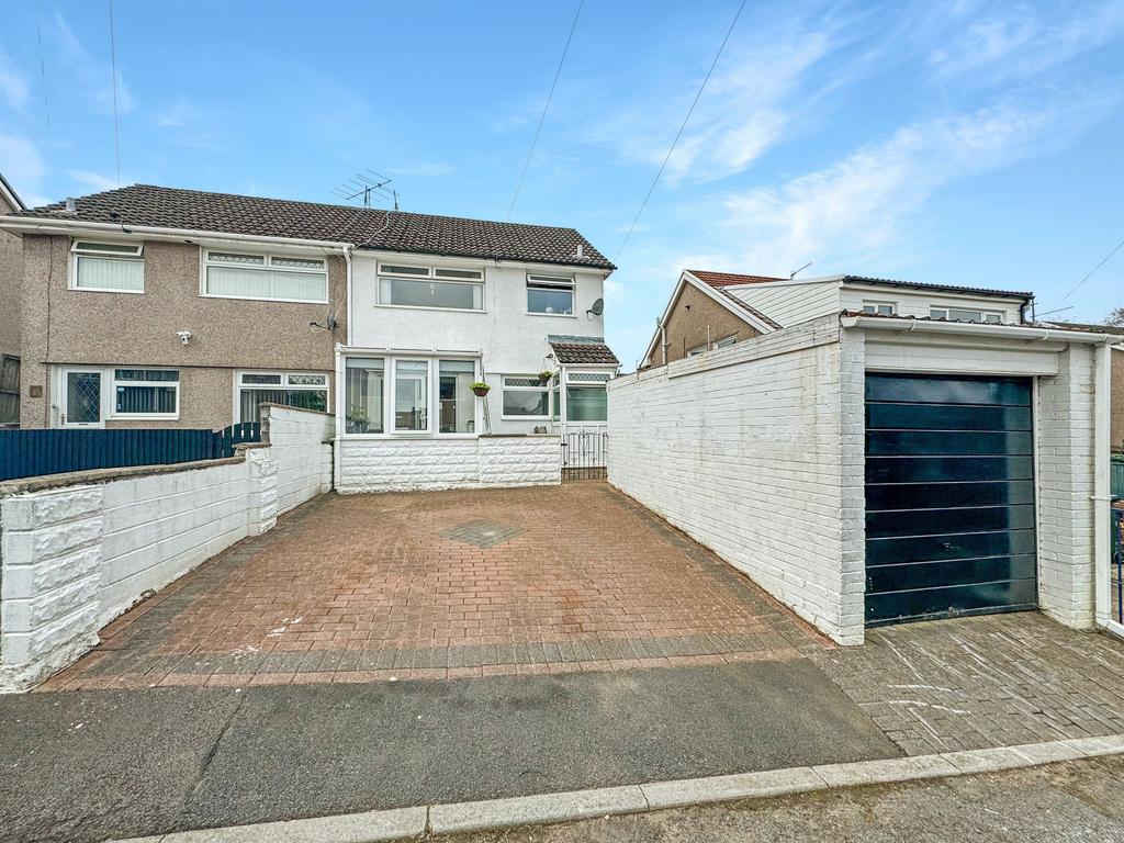 St. Helens Court, Caerphilly CF83 3 bed house - £230,000