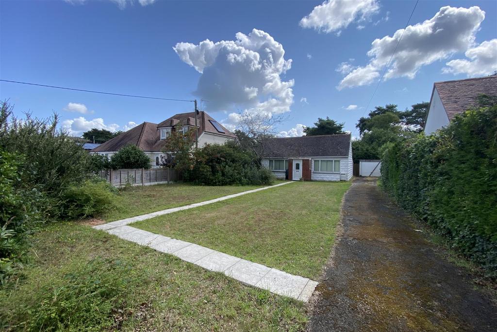 Woodlinken Drive, Verwood 1 bed property with land - £415,000
