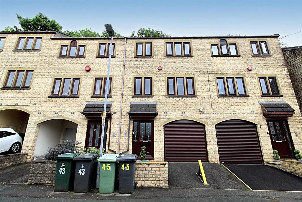 Bankwell Road, Milnsbridge... 3 bed townhouse - £155,000