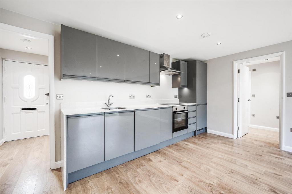 Maytree Close, Rainham, RM13 3 bed maisonette - £1,850 pcm (£427 pw)