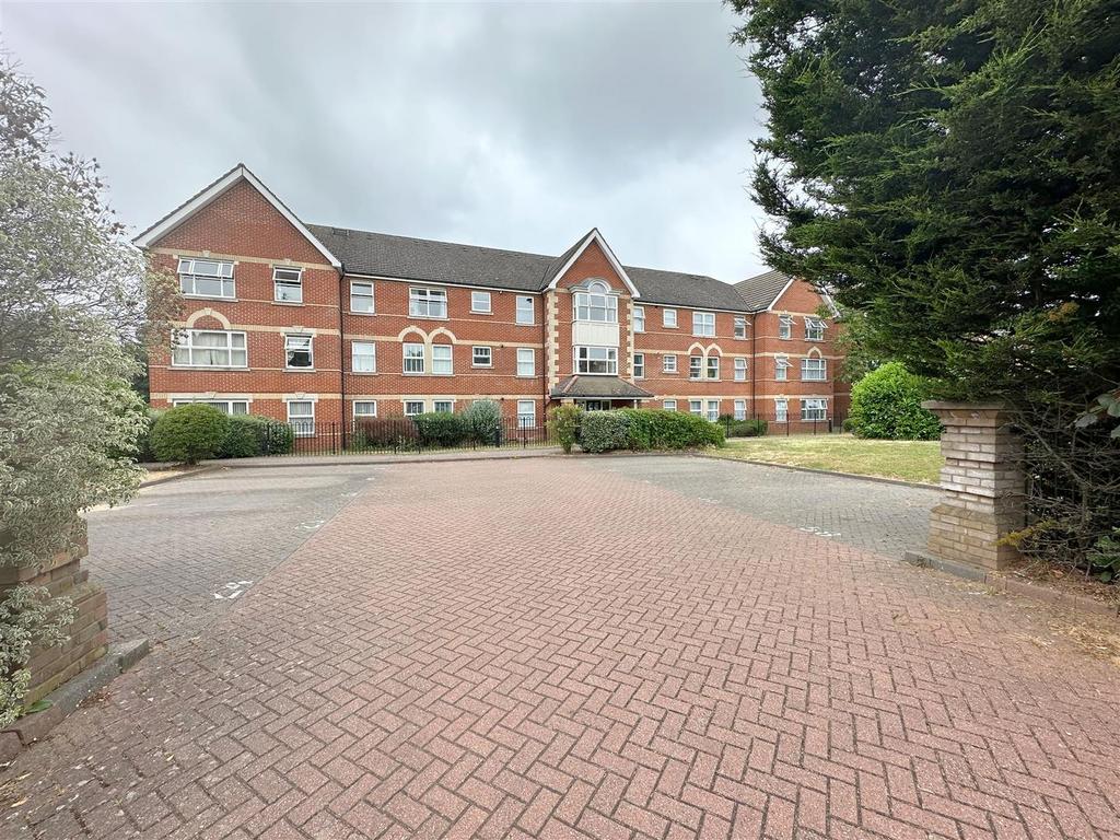 Cobham Close, Enfield 2 bed flat - £315,000