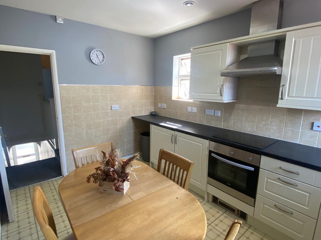 Glebe Road, Nuneaton 2 bed flat - £700 pcm (£162 pw)