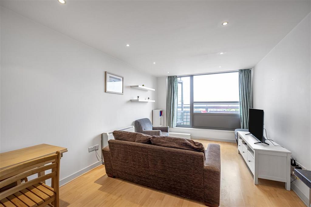 New Park Road, SW2 1 bed flat - £320,000