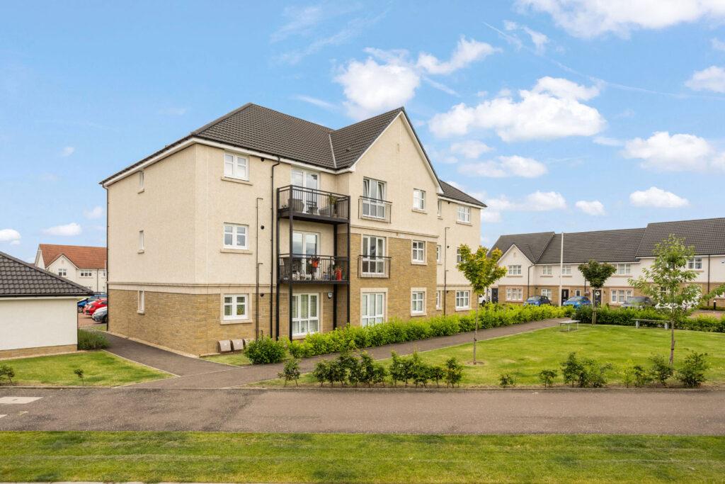 Ferniesyde Court, Larbert, FK2 2 bed flat - £190,000