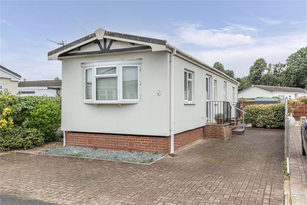 Kay Avenue, Addlestone KT15 2 bed park home - £130,000