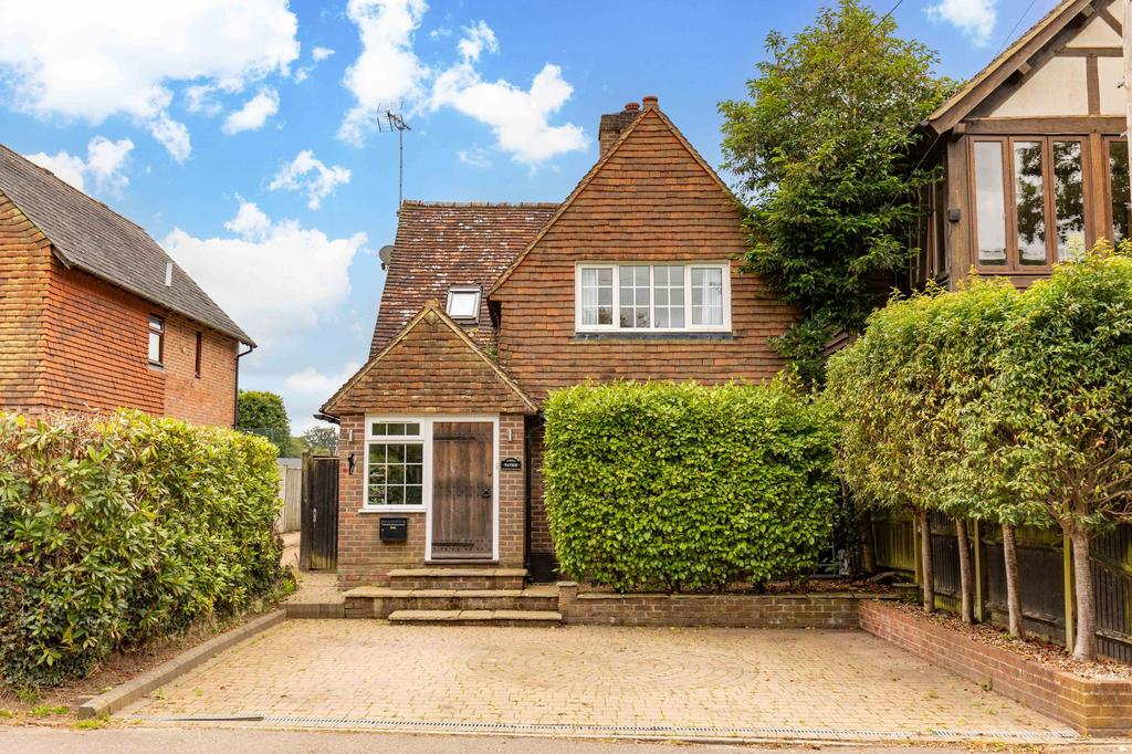 Sandy Lane, Crawley RH10 3 bed detached house - £560,000