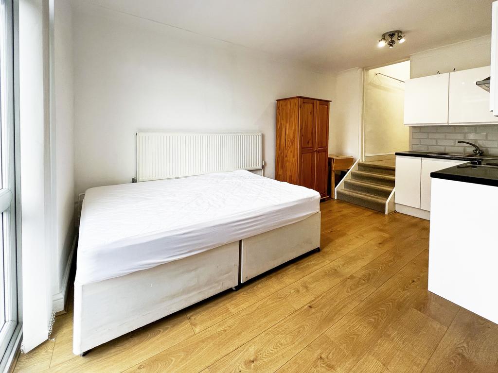 Manstone Road, London NW2 Studio - £1,170 pcm (£270 pw)
