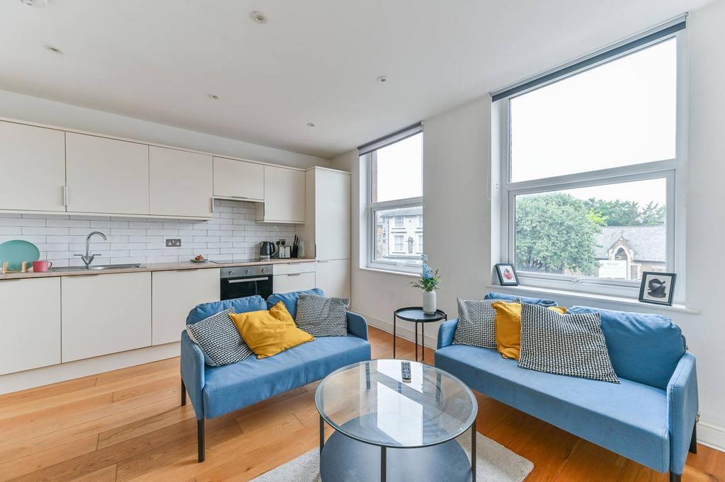 East Street, Epsom, KT17 1 bed flat - £1,650 pcm (£381 pw)
