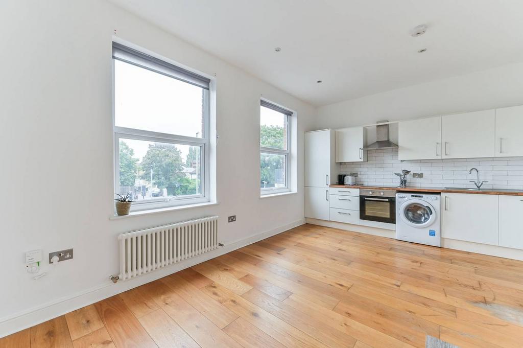 East Street, Epsom, KT17 1 bed flat - £1,450 pcm (£335 pw)