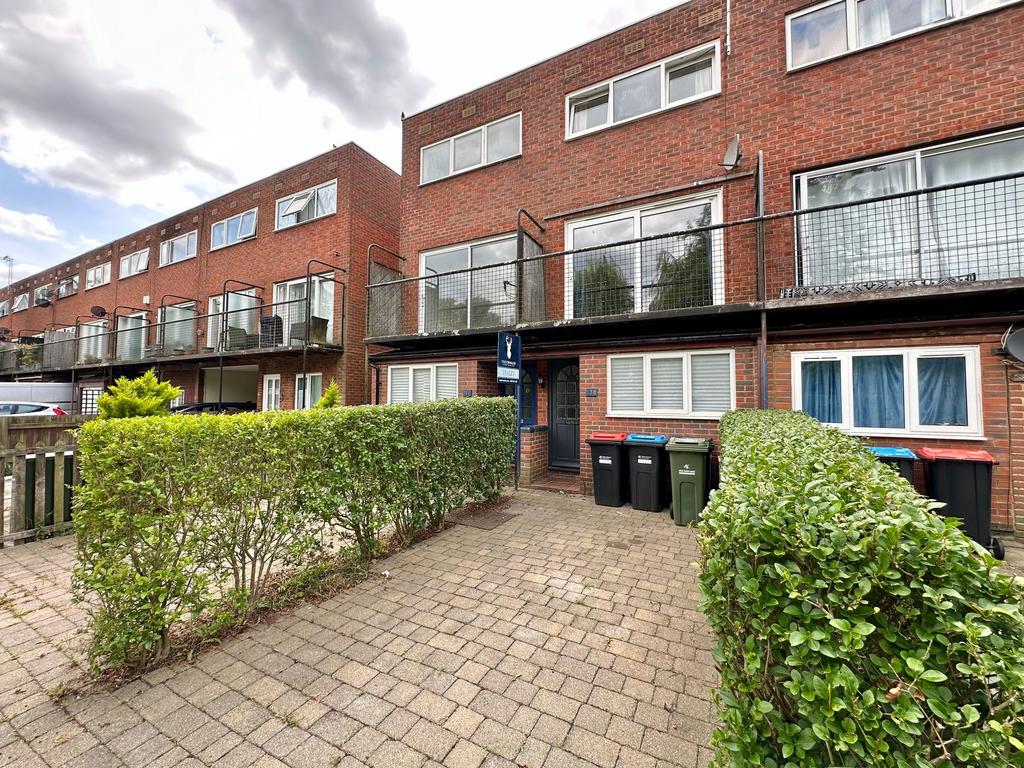 Waterside, Milton Keynes MK6 4 bed terraced house - £1,500 pcm (£346 pw)