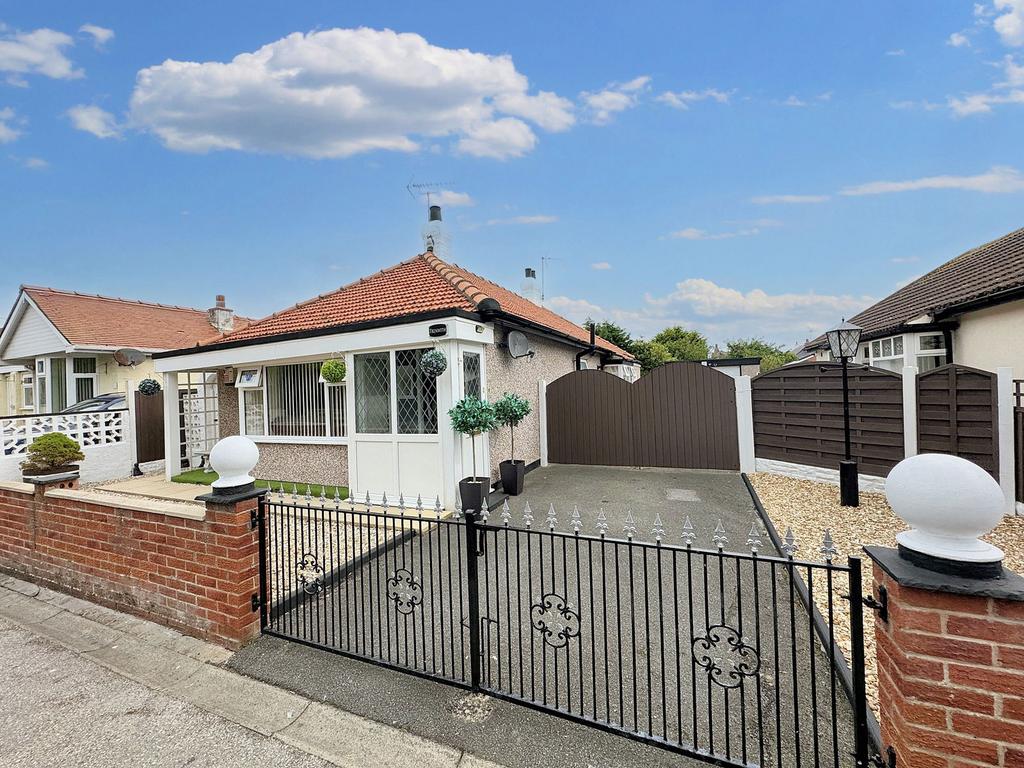 Sandbank Road, Towyn, Conwy, LL22 9LB 2 bed detached bungalow - £240,000