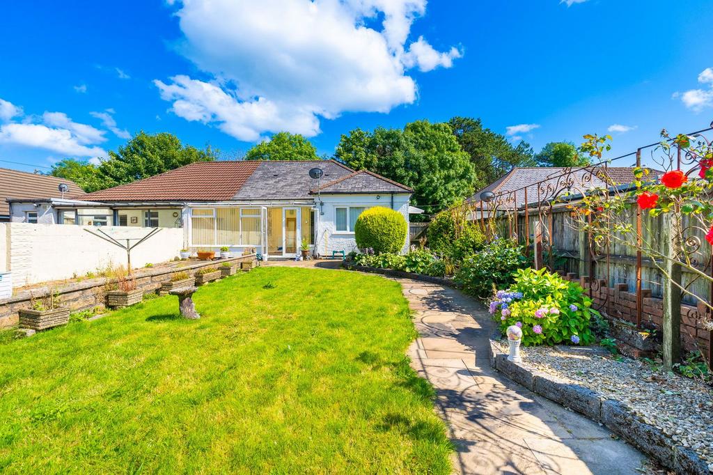 Nantgarw Road, Caerphilly, CF83 3FB 3 bed semi-detached bungalow - £240,000