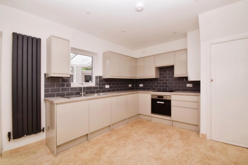 Ash Road Croydon CR0 3 bed semi-detached house - £2,250 pcm (£519 pw)