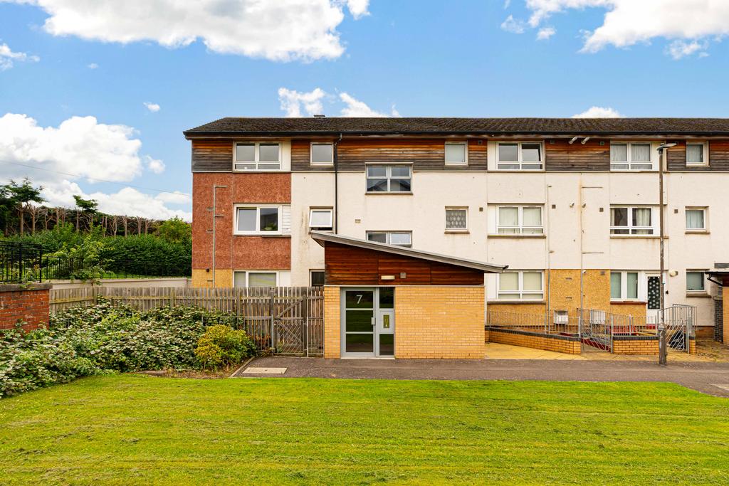Moredun Park Green, Edinburgh EH17 1 bed flat - £130,000
