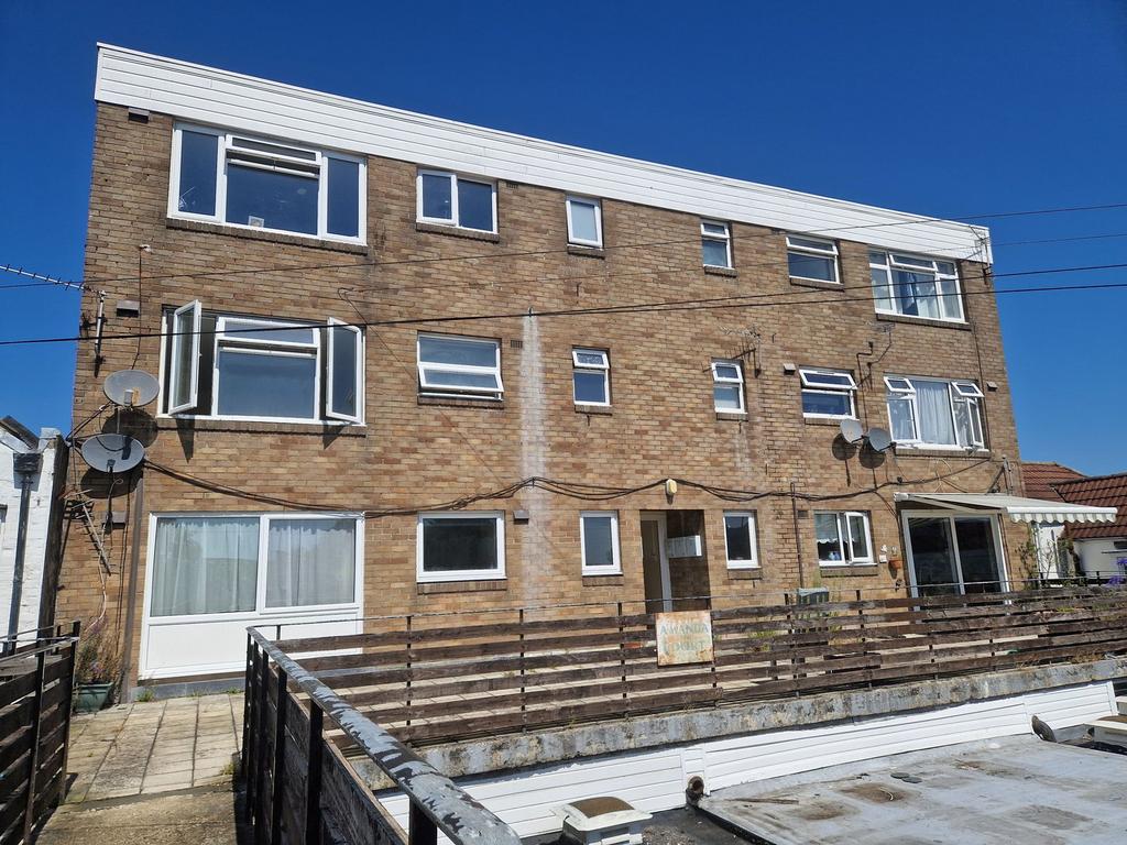 Amanda Court, 107-111 Stoke Road... 2 bed flat - £112,500