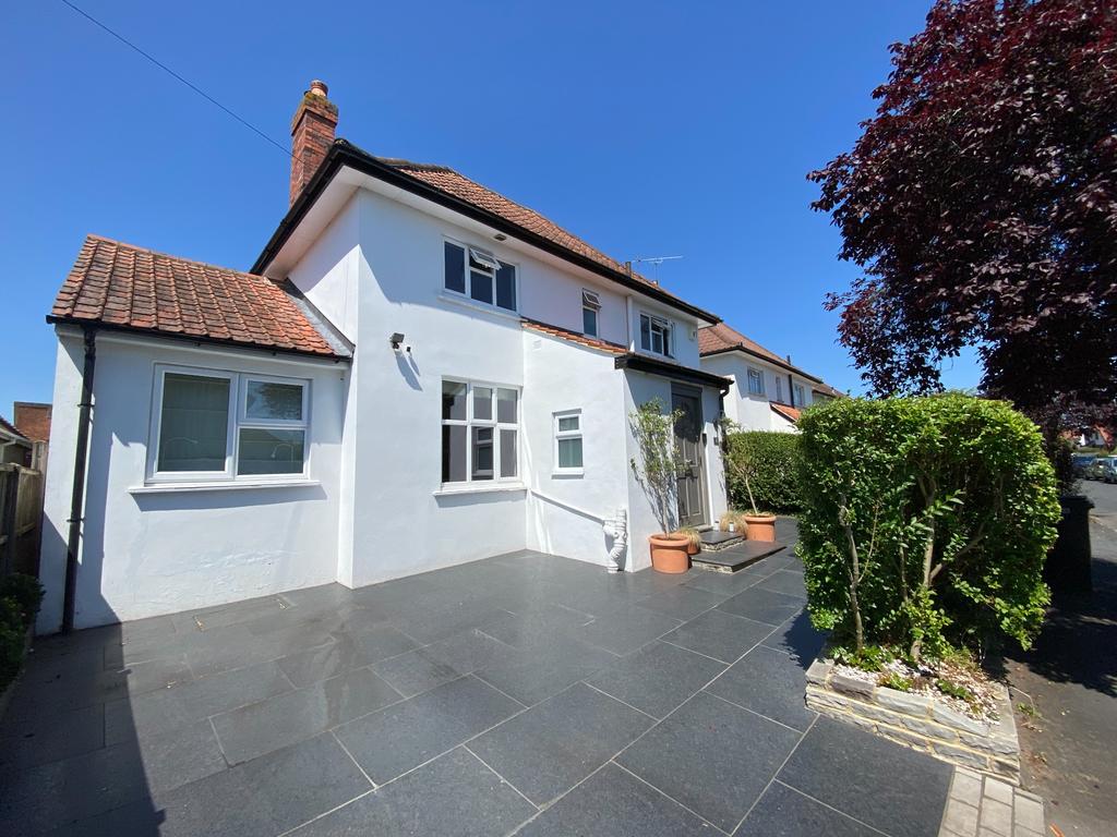 WOKING 4 bed detached house - £850,000
