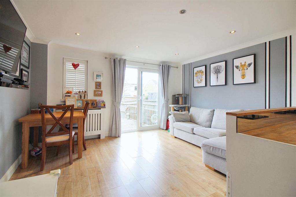 Austen Place, Aylesbury 2 bed end of terrace house for sale - £290,000