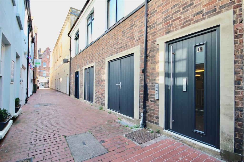 Field Row, Worthing BN11 2 bed flat - £200,000
