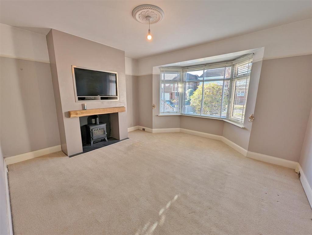 Kingswood Chase, Leigh On Sea 4 bed detached house - £2,200 pcm (£508 pw)