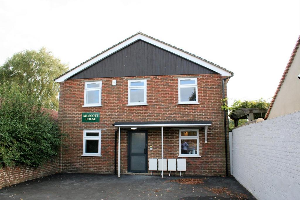 Meadrow, Godalming 1 bed apartment - £950 pcm (£219 pw)