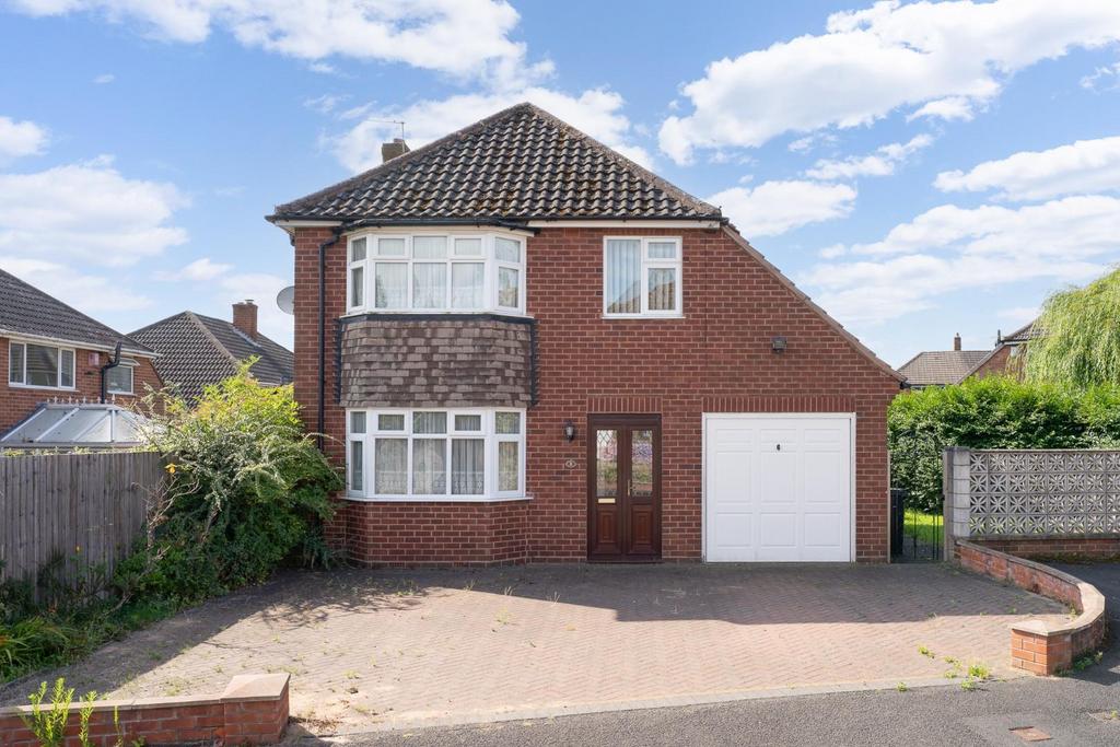 Conway Close, DY1 4PE 3 bed detached house - £230,000
