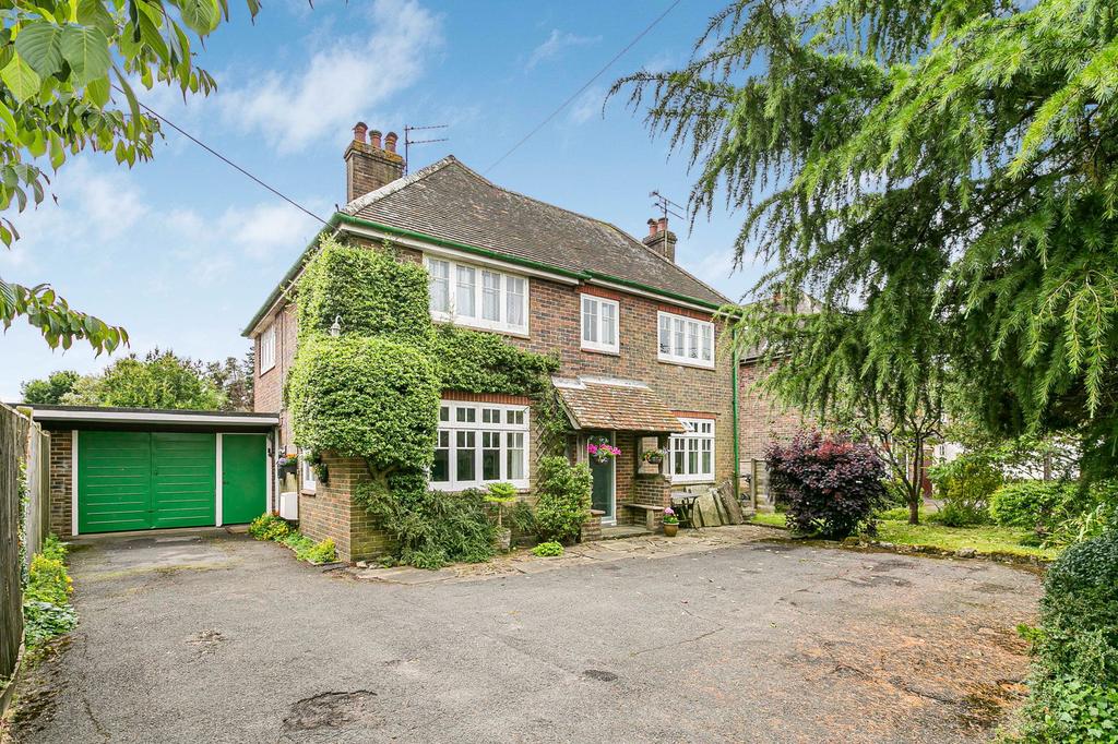 Southwater Street, Horsham RH13 3 bed detached house - £625,000