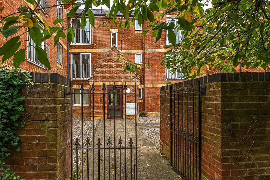 Cowley, Oxfordshire, OX4 2 bed flat for sale - £270,000