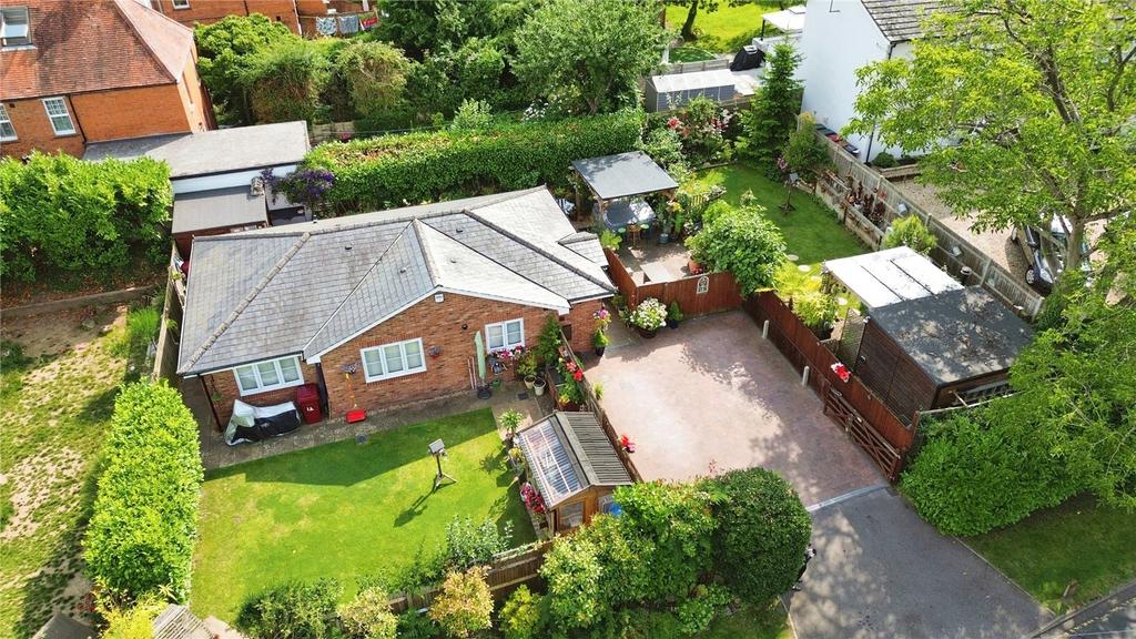 Oak Tree Road, Tilehurst, Reading... 3 bed bungalow - £600,000
