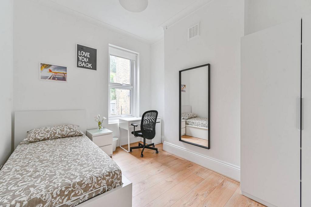 Floyd Road, Charlton, London, SE7 4 bed flat - £3,800 pcm (£877 pw)