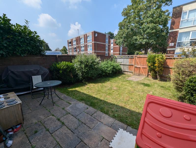 Madeira Close, West Byfleet KT14 3 bed end of terrace house - £1,950 ...