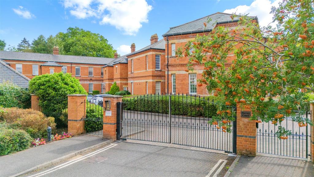 Sandy Mead, Epsom 2 bed flat - £425,000