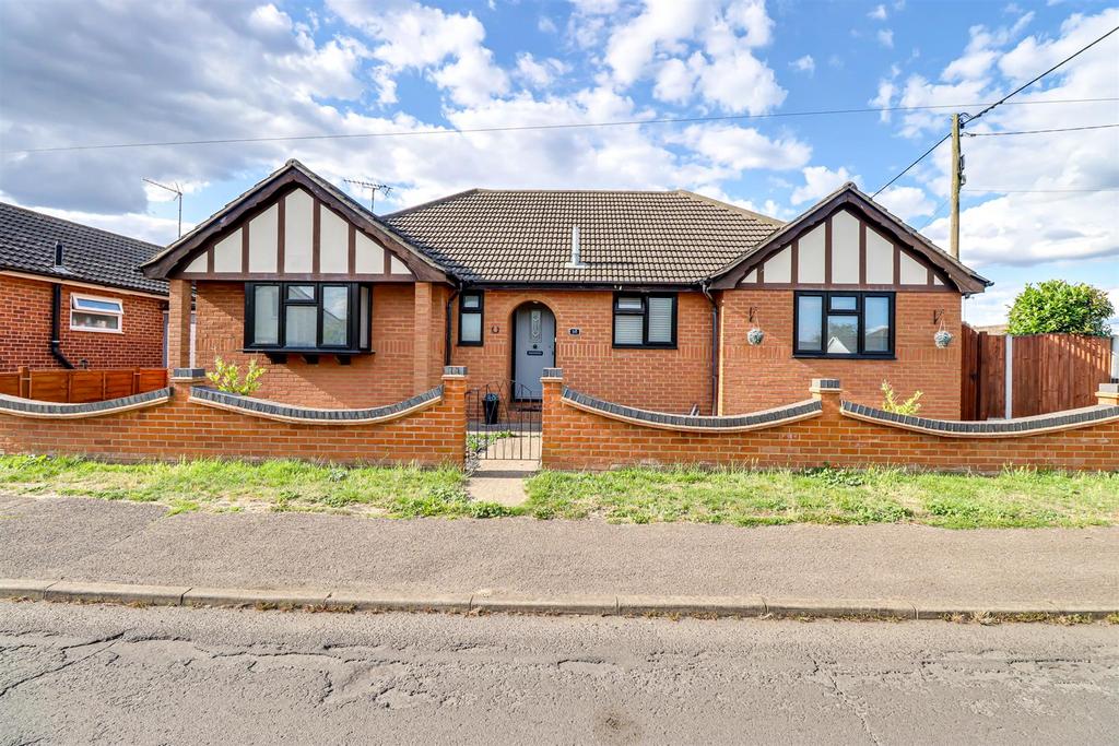 Urmond Road, Canvey Island SS8 3 bed detached bungalow - £425,000