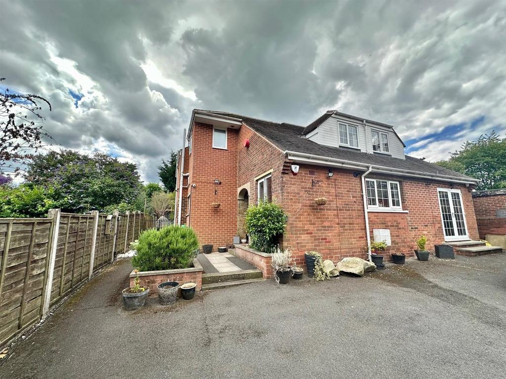 Liversedge Hall Lane, Liversedge 4 bed detached house - £550,000