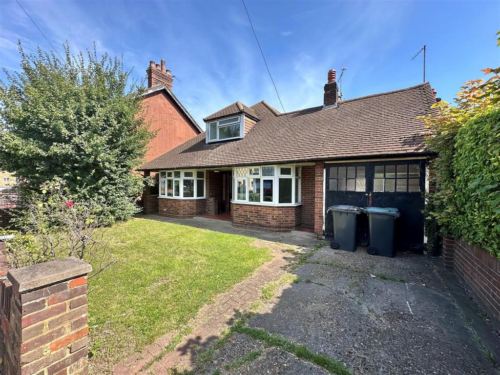 Marsh Road, Luton 3 bed detached bungalow to rent - £1,600 pcm (£369 pw)