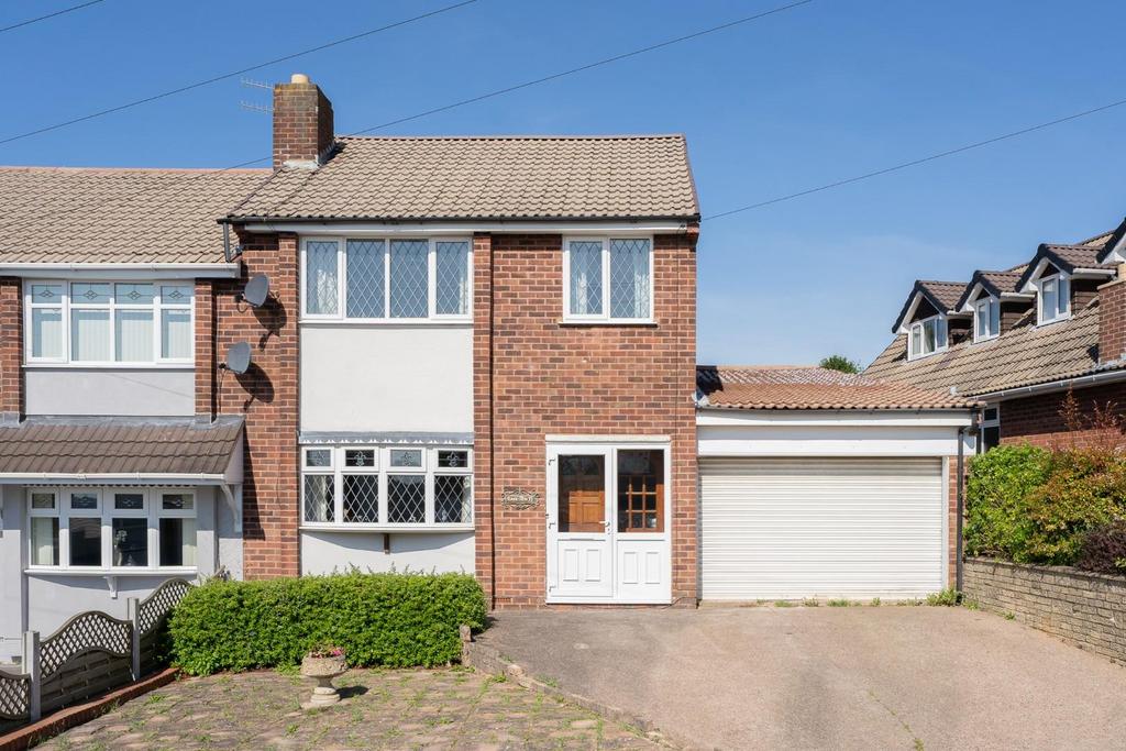 Ruskin Avenue, The Straits 3 bed semi-detached house - £280,000