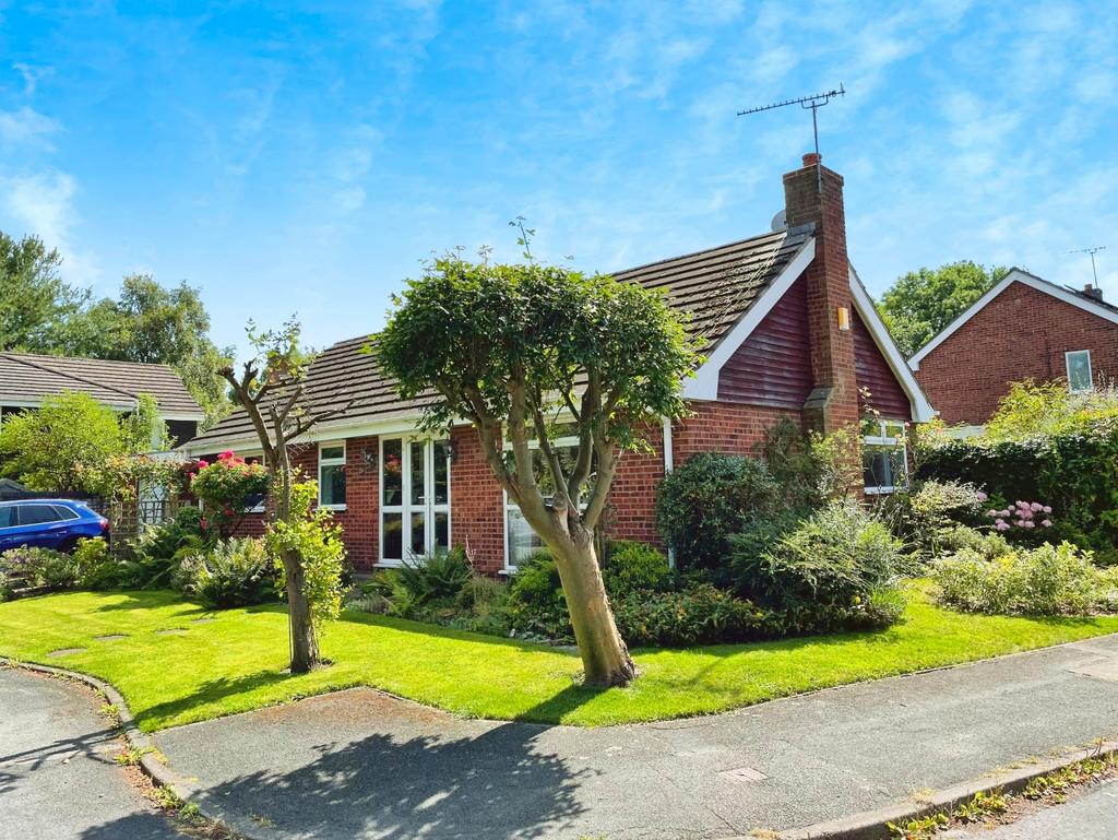 Stile End, Mickle Trafford, Chester... 2 bed bungalow - £345,000