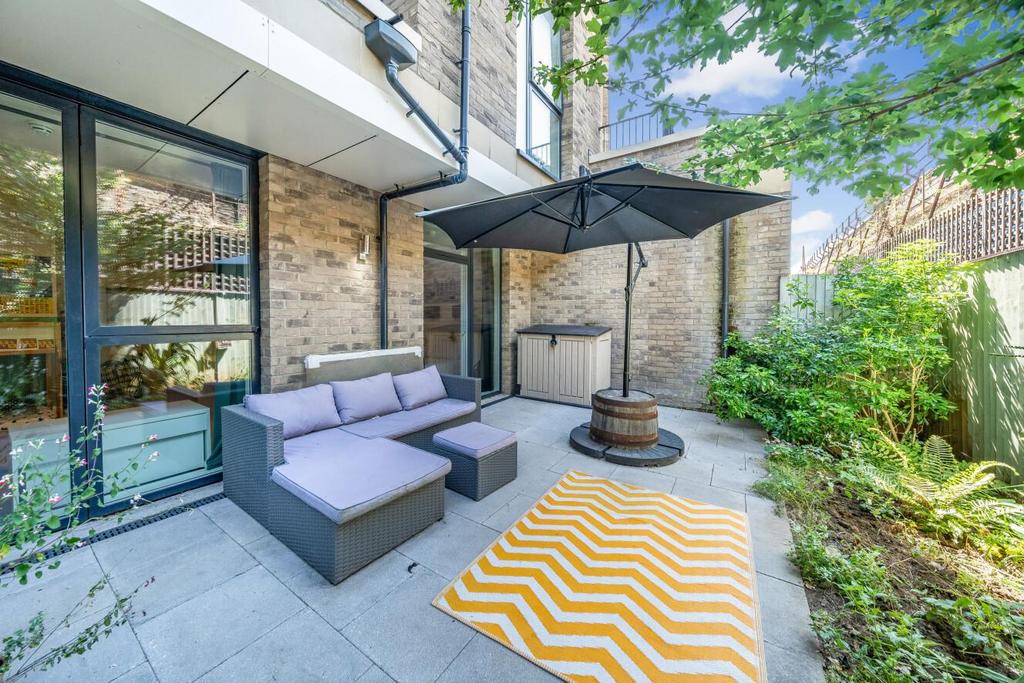 Scena Way, Camberwell SE5 3 bed flat - £650,000