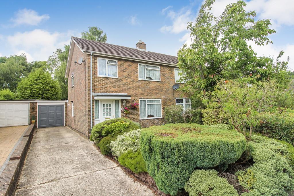 Blackfold Road, Crawley, West Sussex.... 3 bed semi-detached house - £ ...