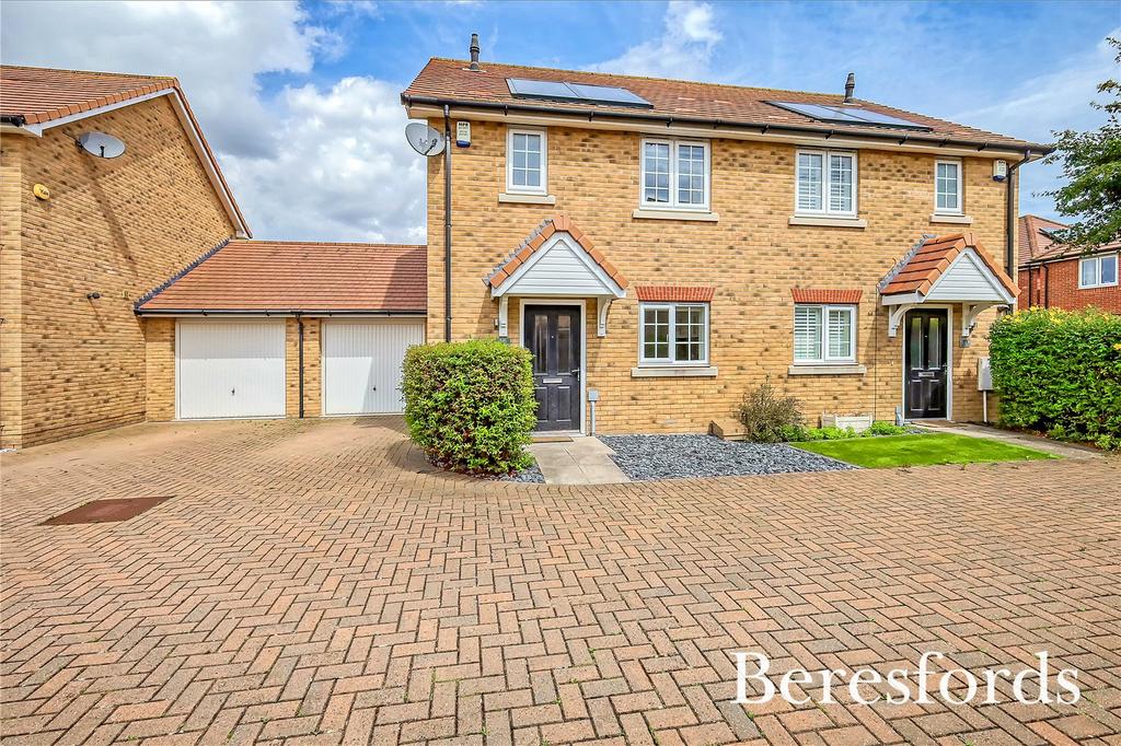 Tamworth Drive, Wickford, SS11 3 bed semi-detached house - £427,500