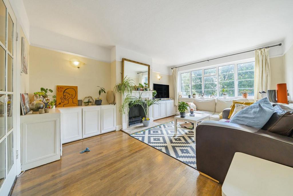Raymond Road, Wimbledon 3 bed flat - £765,000