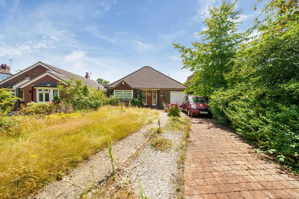 Woodham Park Way, Addlestone KT15 2 bed bungalow for sale - £750,000