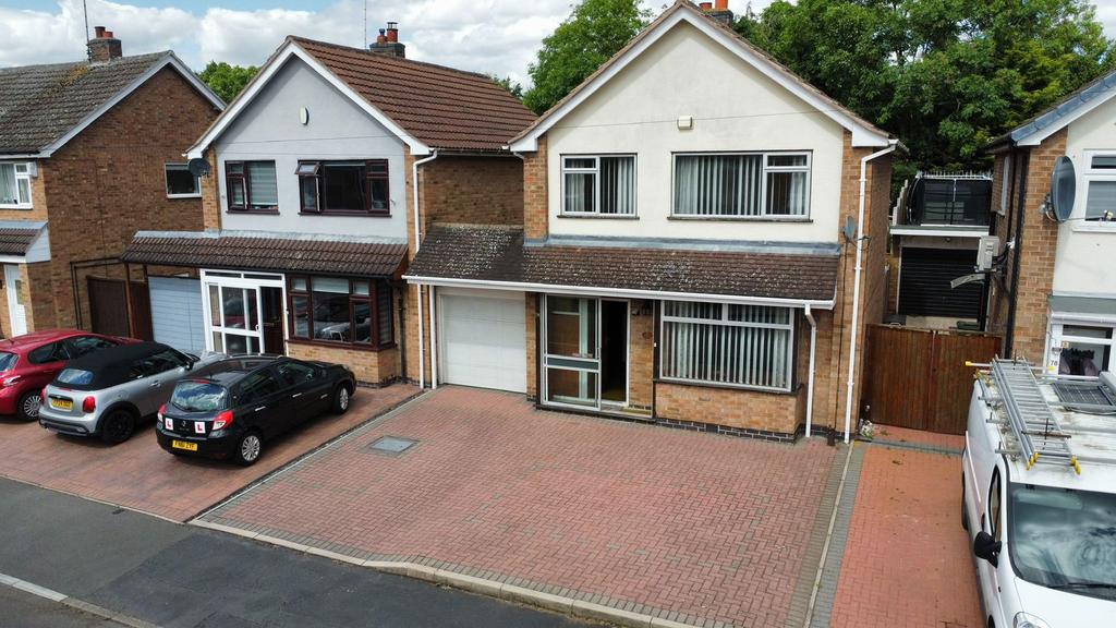 Westover Road, Leicester LE3 3 bed detached house - £220,000