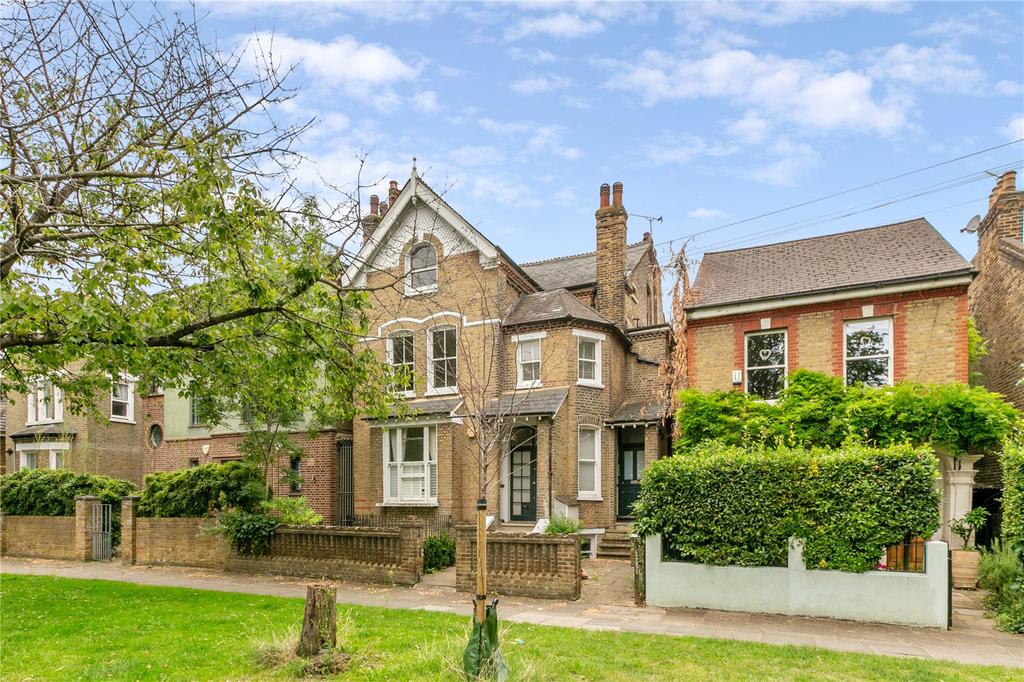 Bolingbroke Grove, SW11 3 bed apartment - £675,000