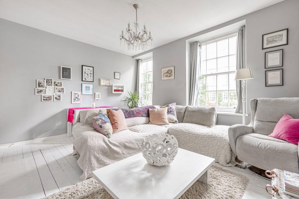 Vicarage Crescent, London SW11 3 bed flat - £582,000